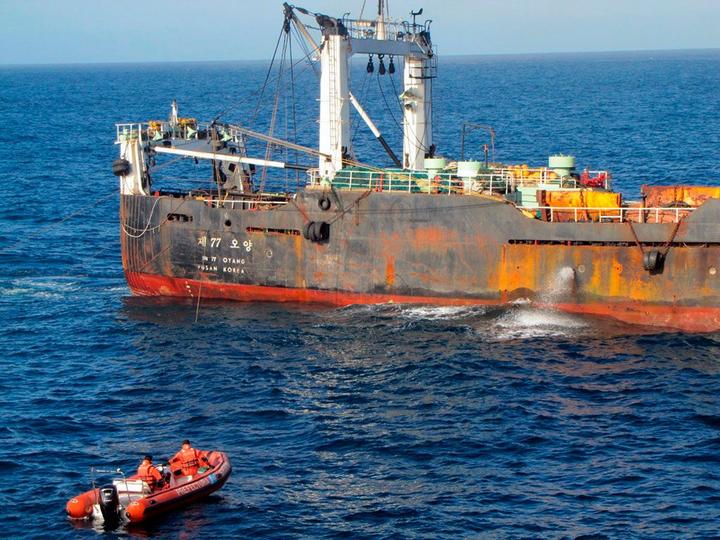 Redes prohibidas y miles de kilos de abadejo, en el barco coreano